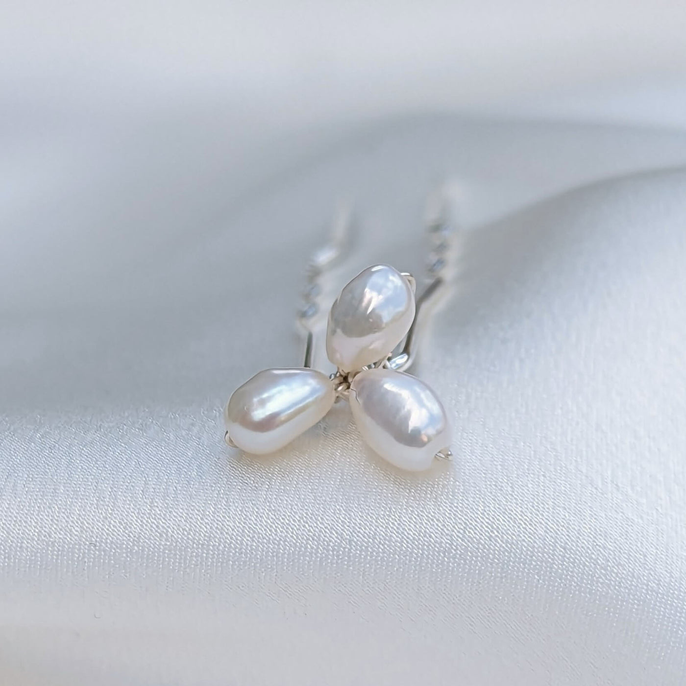 Small Pearl Cluster Hair Pins - Bridal Accessories - KIRI & BELLE