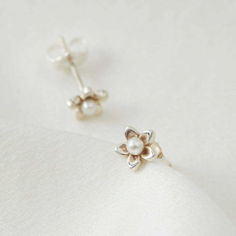 Tiny Flower Pearl Stud Earrings - Daisy